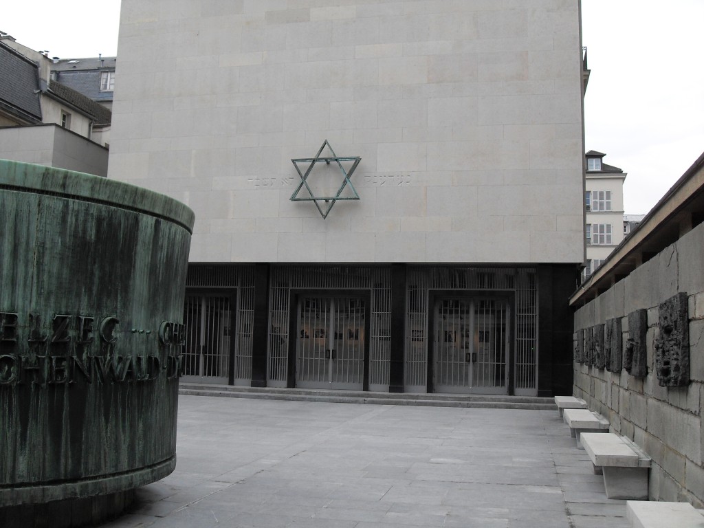 Paris_Marais_Memorial_de_la_Shoah_cour Tours juifs paris - Jewish Tours ...
