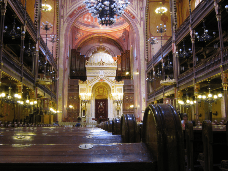 Visit Grand Synagogue of Paris | La Victoire with Flora Goldenberg